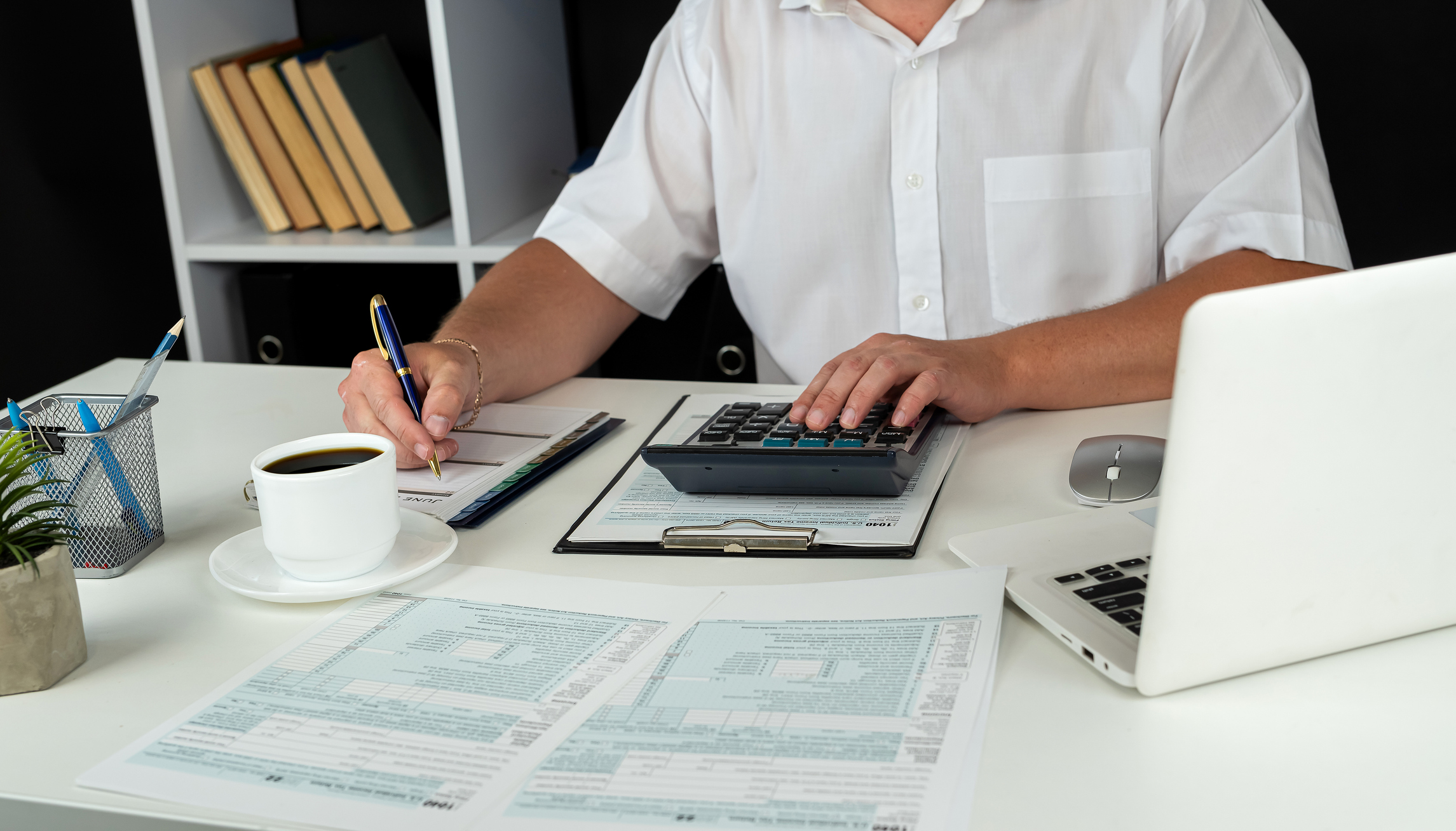 Salaried vs. Hourly: Understanding the Pros and Cons for Workers